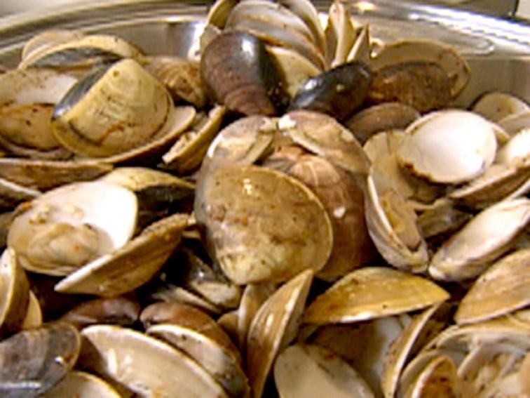 Manila Clams in Garlic and Beer Recipe | Robert Irvine | Food Network