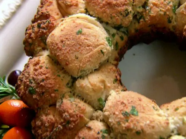 Holiday Wreath Rolls Recipe | The Neelys | Food Network
