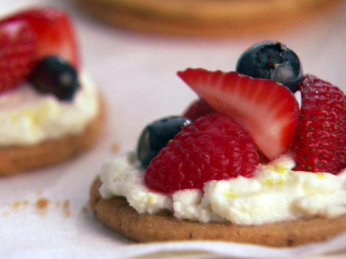 Berry Ricotta Tartlets Recipe | Giada De Laurentiis | Food Network