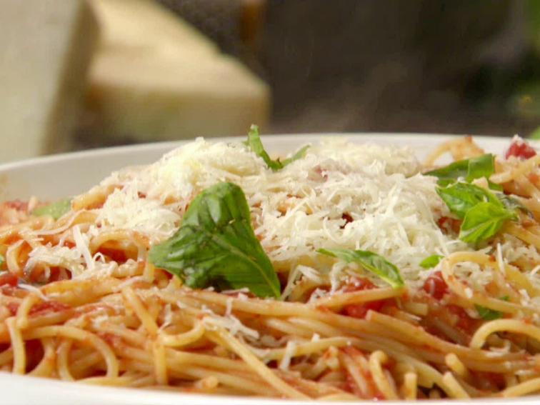 Buttery Tomato Spaghetti Recipe | Rachael Ray | Food Network