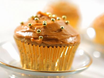 Golden Caramel Cupcakes Recipe | Sandra Lee | Food Network