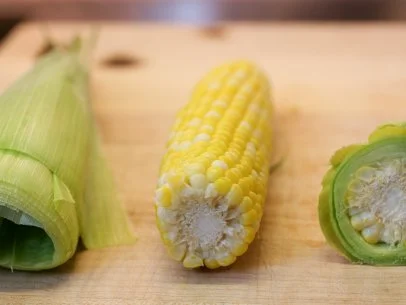 how to cook corn in husk in microwave