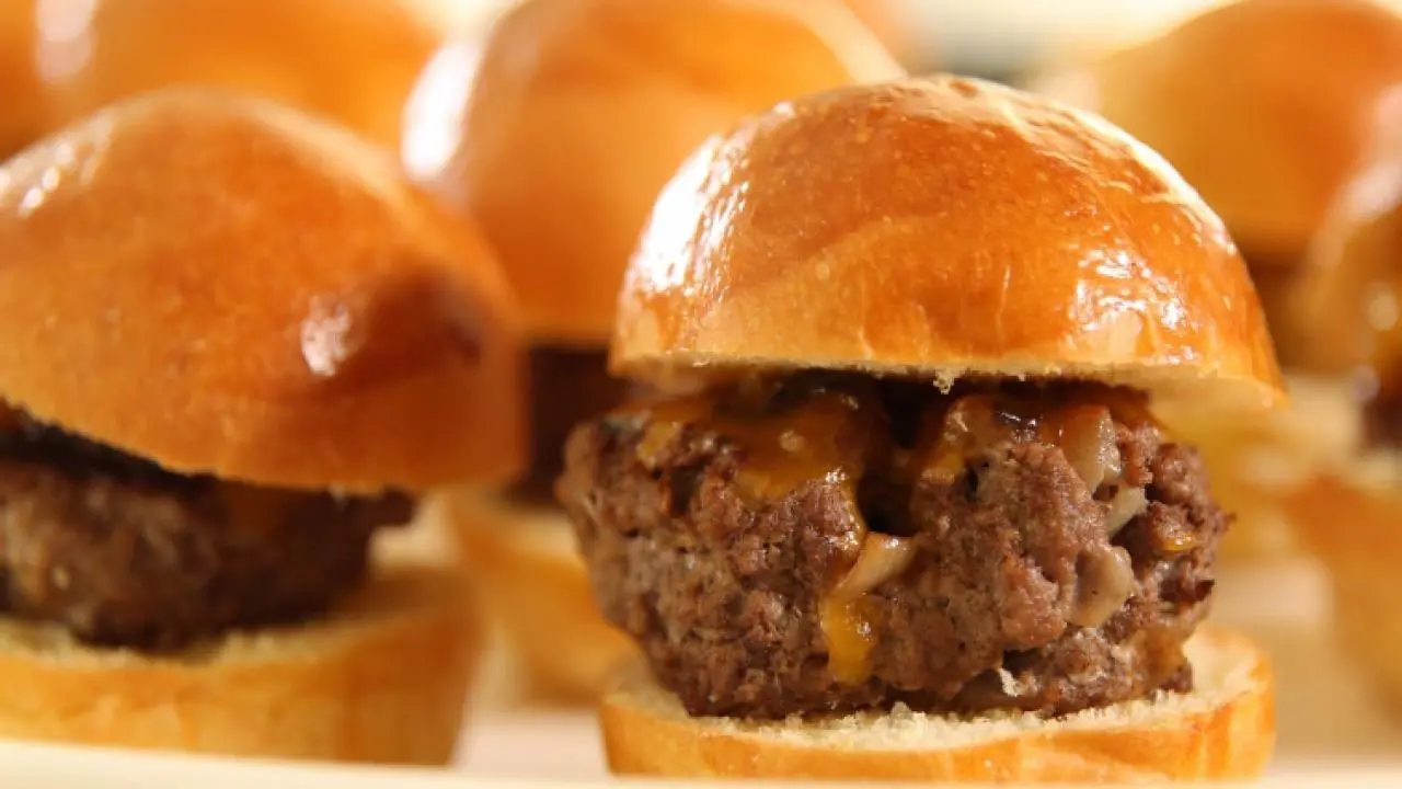 Juicy Butter Burger Sliders with Sweet Russian Sauce and Arugula Pesto ...