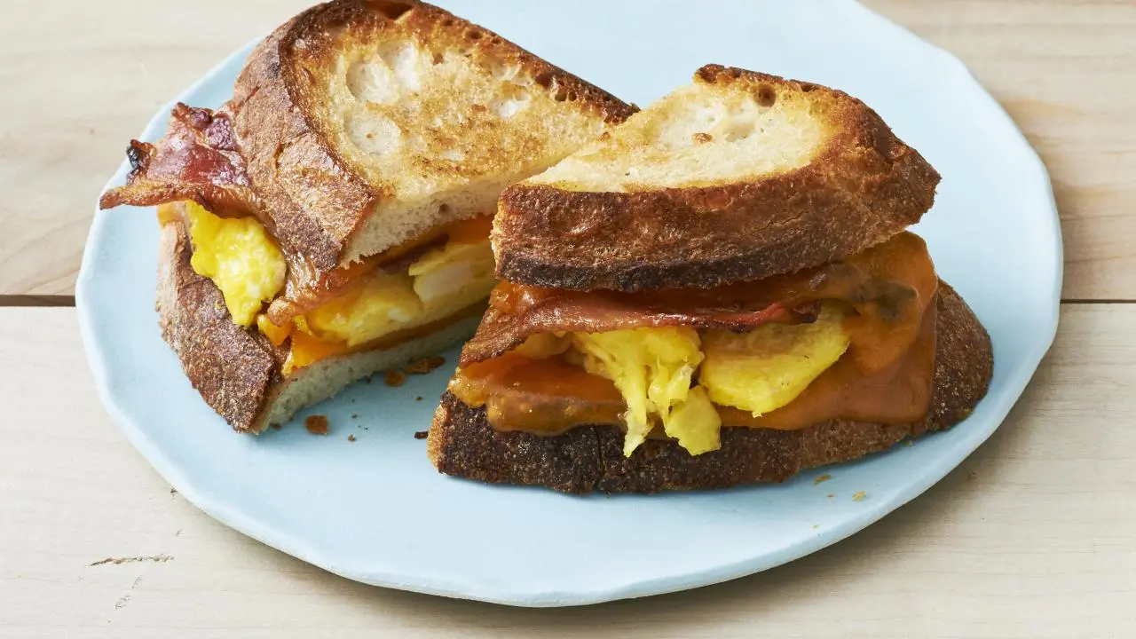 how to cook bacon and egg sandwich
