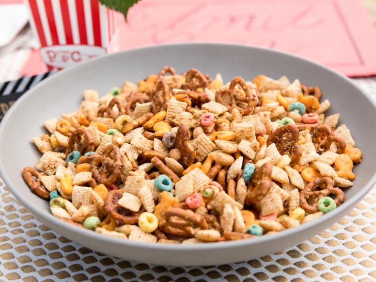Cheesy Garlic Snack Mix Recipe | Food Network