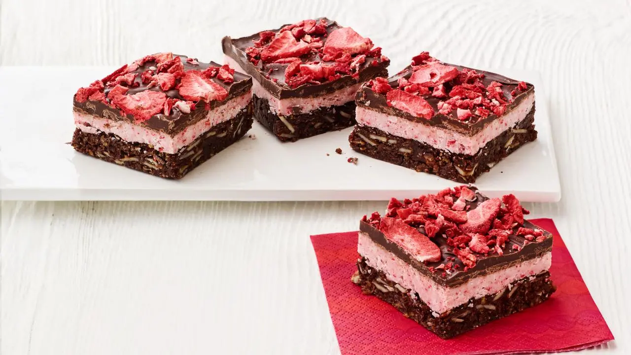 Strawberry chocolate bars store