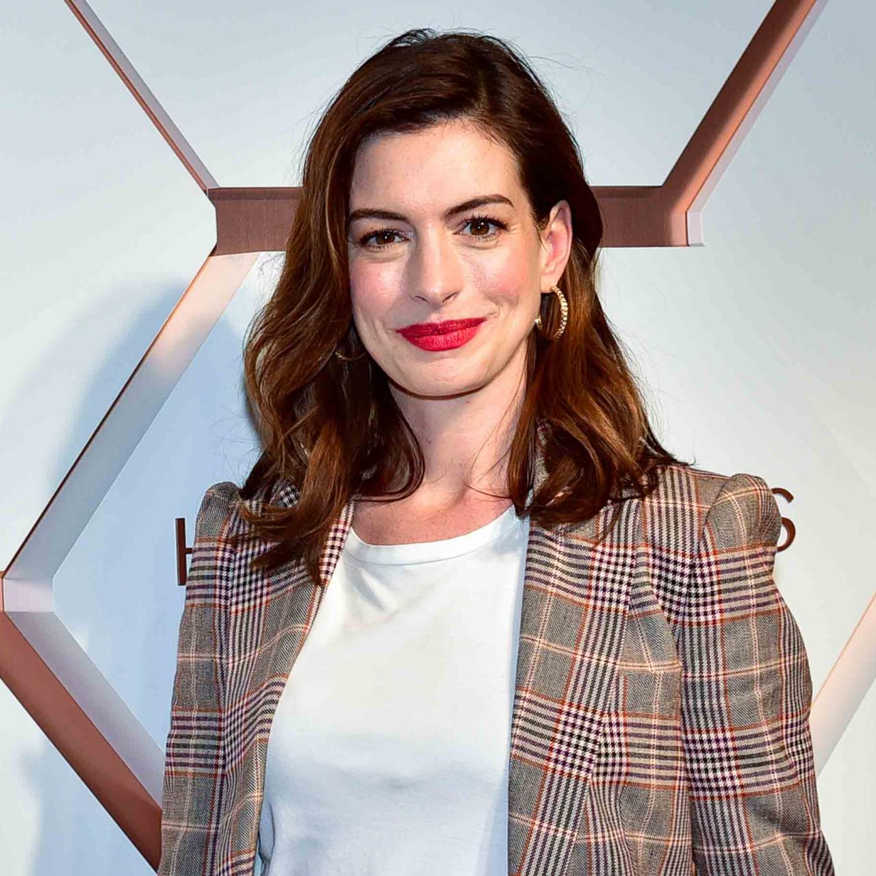 Anne Hathaway Teeth Missing