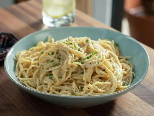 Lemony Cacio e Pepe Recipe | Valerie Bertinelli | Food Network