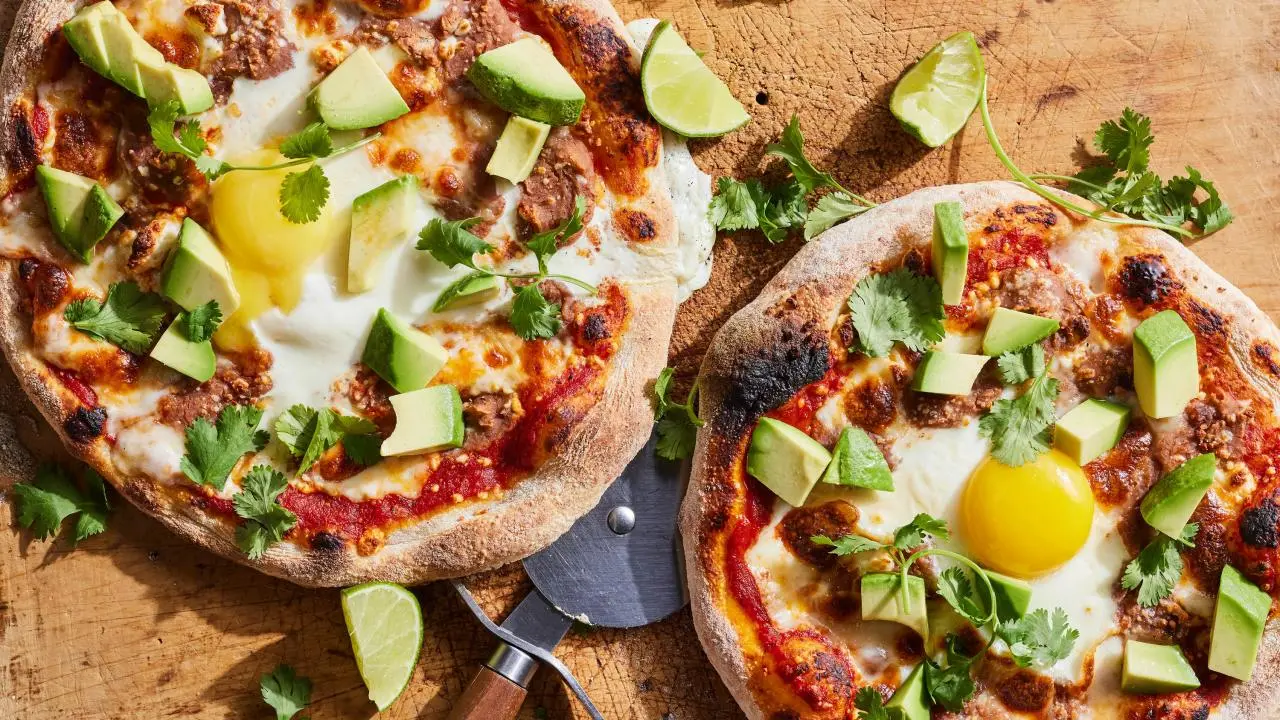 how to cook pizza with egg on top