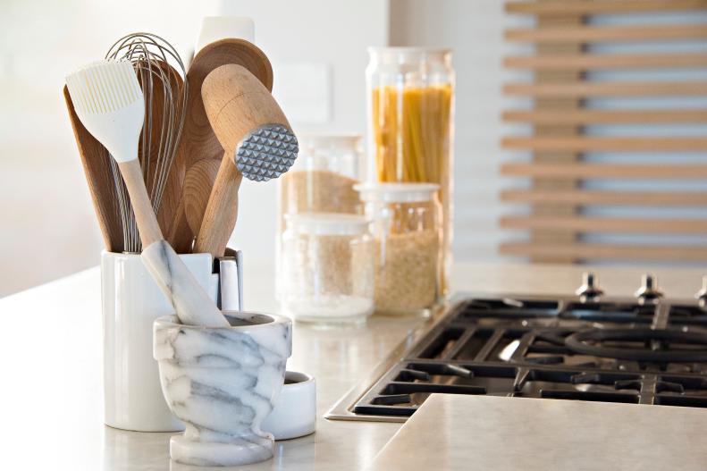 25 Habits of People With Really Clean Kitchens | Help Around the ...