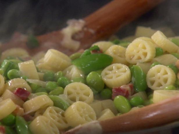 Wagon Wheel Pasta With Peas | Food Network